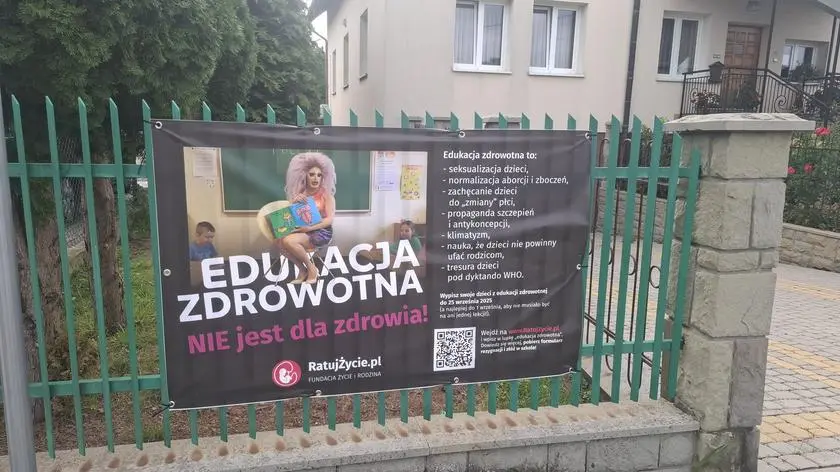 Baner fundacji Kai Godek przeciwko edukacji zdrowotnej zawisł przy szkole. Na ogrodzeniu ...