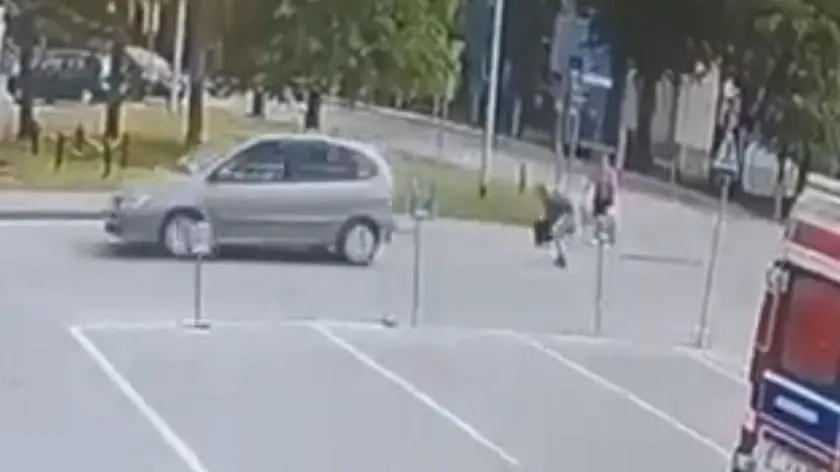 Włoszczowa. Potrącenie na przejściu dla pieszych, kierowca odjechał - TVN24