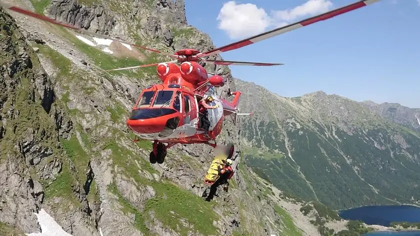 Tatry. Turysta schodził z Rysów, potrzebował pomocy. Ratownicy i śmigłowiec TOPR w akcji ...