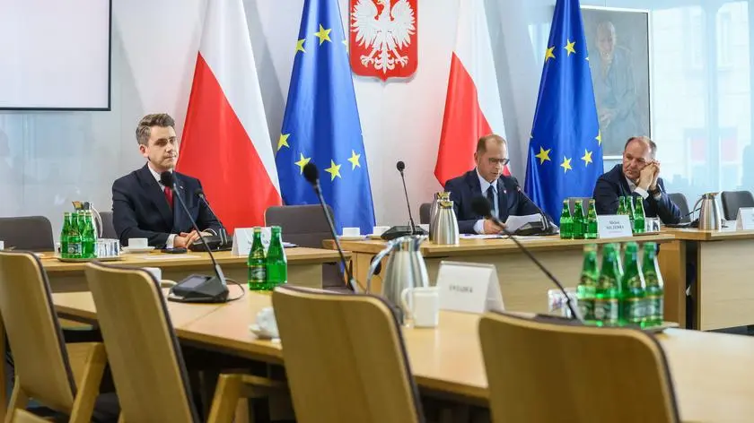 Dziś kolejny termin. Kaczyński i Obajtek wezwani przed komisję wizową - TVN24