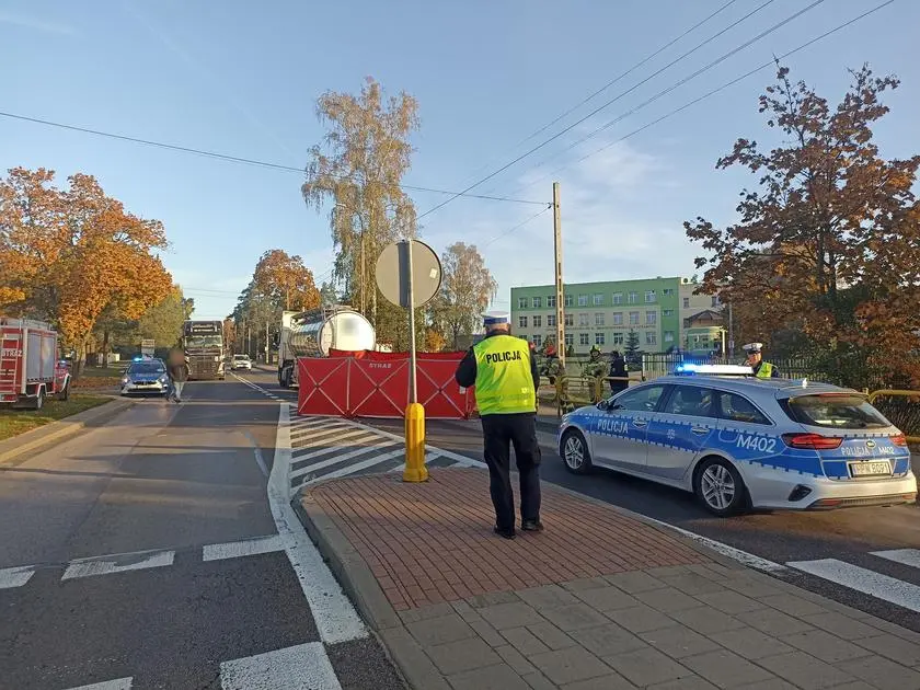 Sztabin. Nie żyje 15-latka. Na przejściu dla pieszych przy szkole potrąciła ją ciężarówka - TVN24