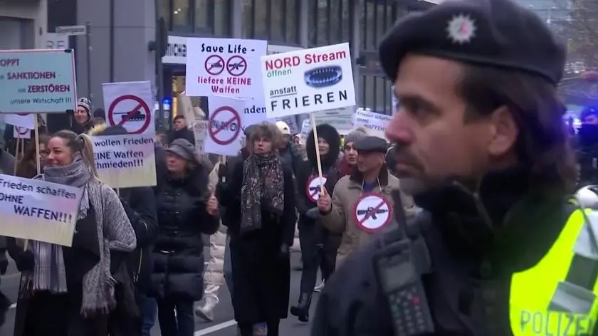 Niemcy. Prorosyjscy aktywiści przekazali pieniądze na sprzęt dla rosyjskiego wojska - TVN24