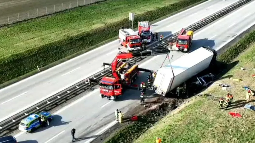 Dolny Śląsk. Wypadki. Zderzenie busa z ciężarówką na A4. Zginęły trzy osoby - TVN24
