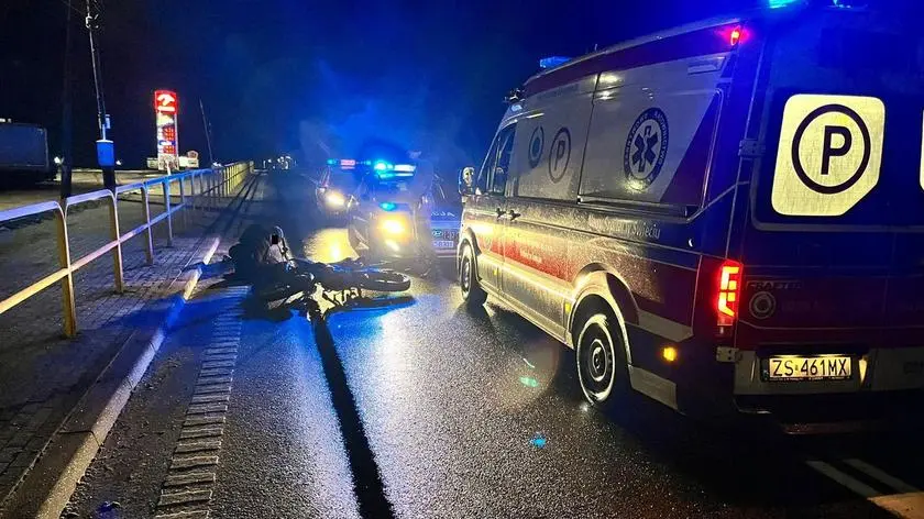 Nowe. 17-latek uciekał na motorze przed policją, uderzył w radiowóz. Nie miał prawa jazdy, był ...