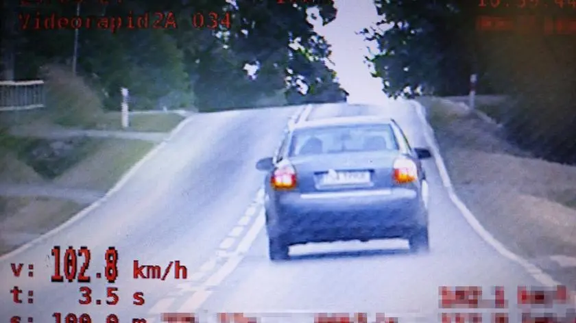 Ustrobna. Pijany i bez prawa jazdy uciekał przed policjantami - TVN24