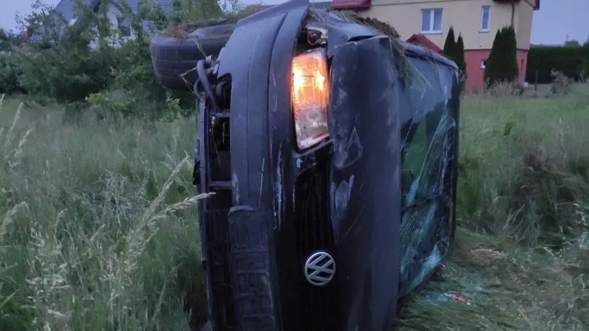 Siemiatycze. Zniszczone zaparkowane auta i samochód leżący na boku. To ...