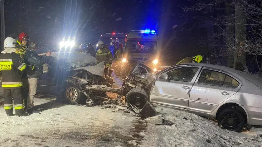 Mierzyce. Wieluń. Czołowe zderzenie samochodów. Cztery osoby ranne - TVN24