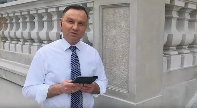 Andrzej Duda rapuje #Hot16Challenge2. Prezydent nominował premiera ...
