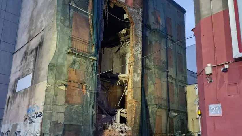 Łódź. Zawaliła się część kamienicy w centrum miasta. Trwa akcja strażaków - TVN24