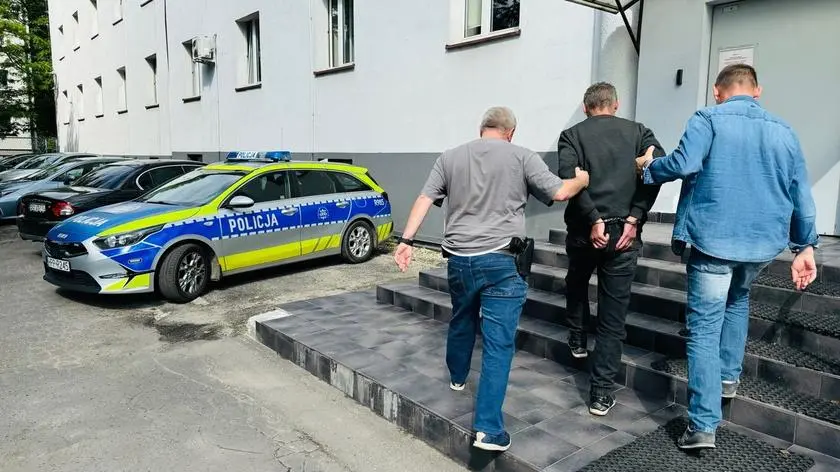 Ruda Śląska. Rozbój z atrapą broni w sklepie, 60-latek zatrzymany - TVN24