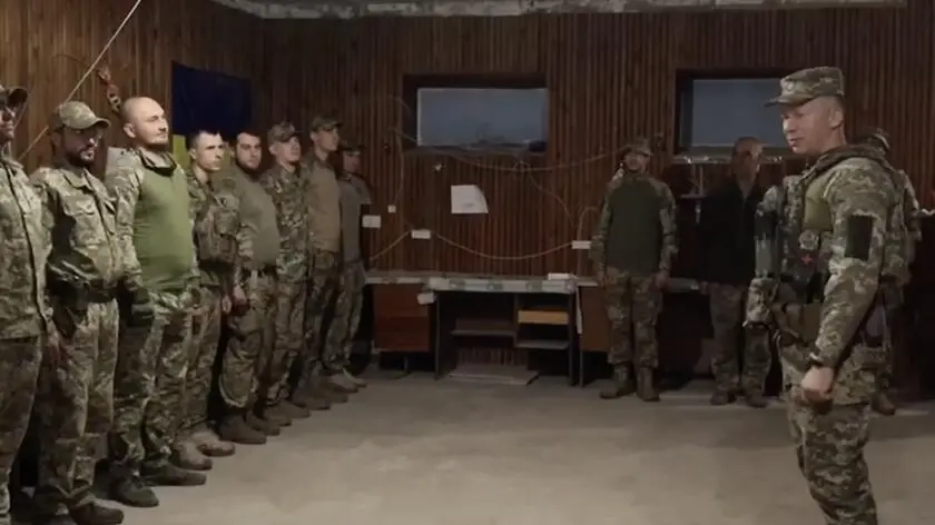 Ukraina. Generał Ołeksandr Syrski u żołnierzy pod Bachmutem. Mówił o ...