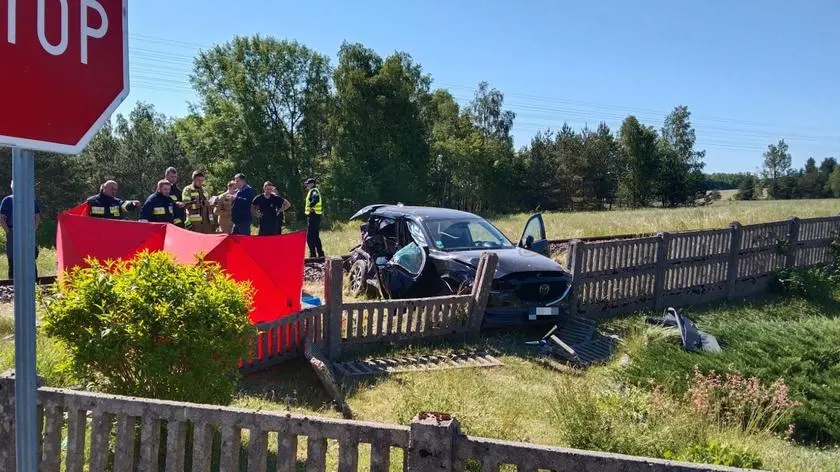 Brzeźnica, Biały Bór. Zderzenie samochodu z pociągiem. Nie żyje pasażerka auta - TVN24