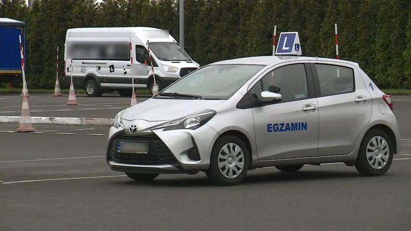 Szczecin. Pijany mężczyzna chciał zdać egzamin na prawo jazdy. Zdążył wykonać jeden manewr - TVN24