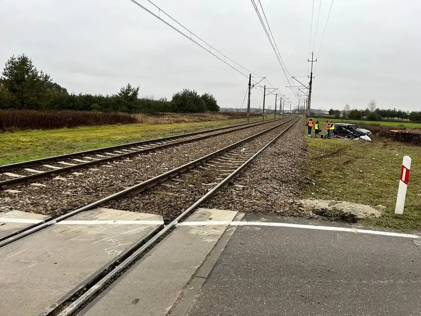 Wierzawice. Na przejeździe kolejowym zginęła 17-latka, wcześniej dwie osoby. Dodatkowych ...