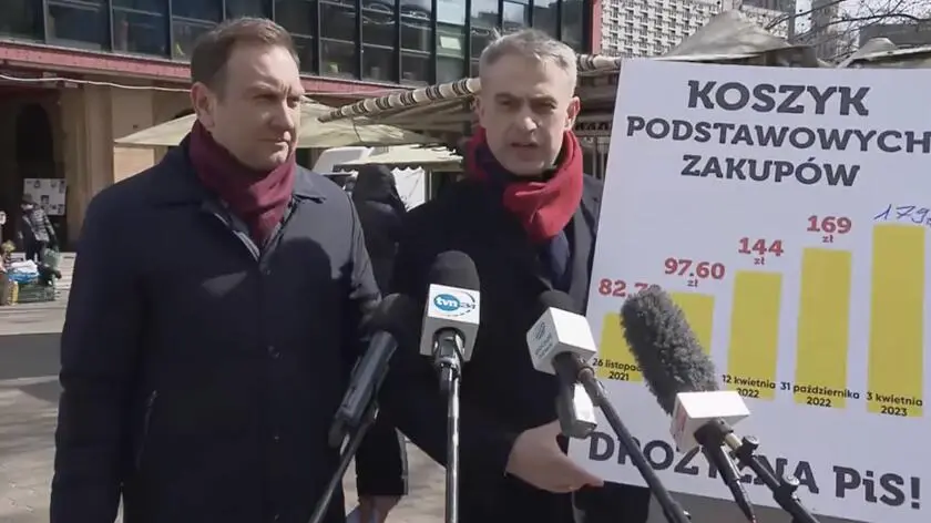 Tablica hańby PiS i koszyk zwykłego człowieka. Lewica o drożyźnie przed Wielkanocą - TVN24