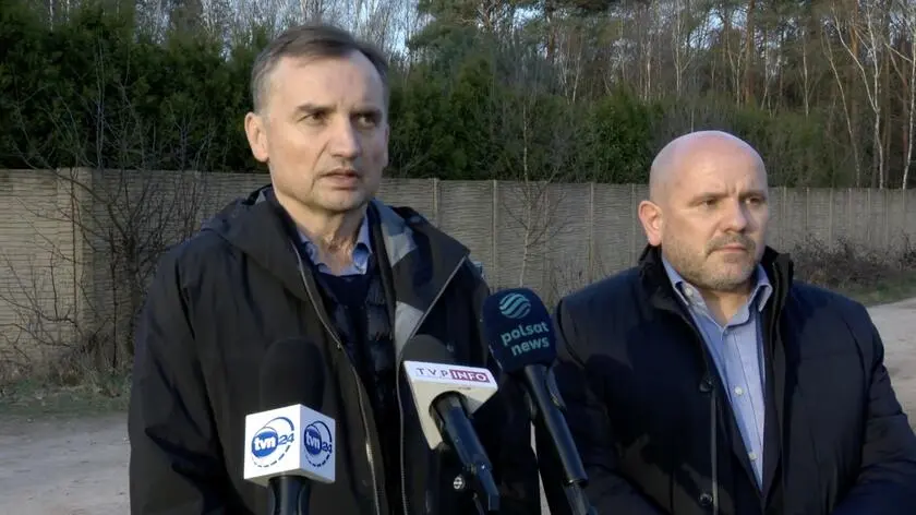 Zbigniew Ziobro o przeszukaniu w domu. Polityk wyszedł do dziennikarzy ... Zbigniew Ziobro o przeszukaniu w domu. Polityk wyszedł do dziennikarzy ...