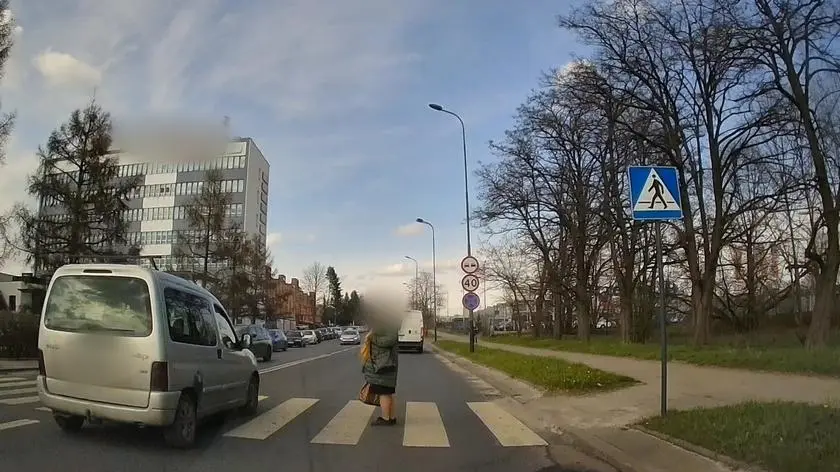 Łódź. Kobieta była w połowie przejścia dla pieszych, nagle gwałtownie się zatrzymała. Nagranie ...