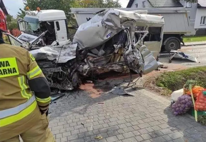 Małopolska. Wypadek pod Krakowem, zginęli kierowcy busa i ciężarówki - TVN24