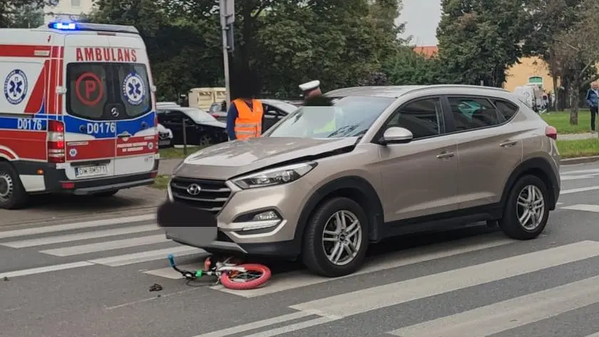 Oława. Potrącenie kobiety z dzieckiem na przejściu dla pieszych - TVN24