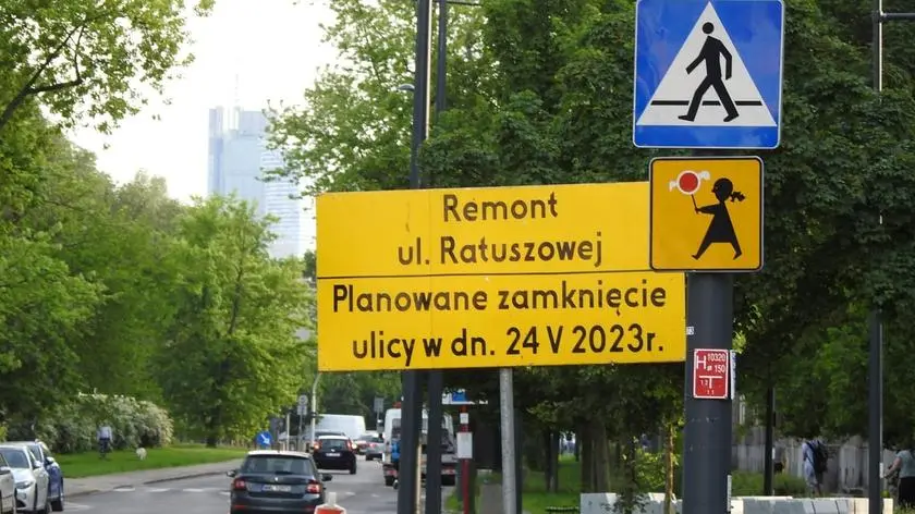 Warszawa. Remont części ulicy Ratuszowej. Utrudnienia dla pieszych, pasażerów komunikacji ...
