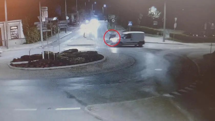 Krasnystaw. Rowerzysta potrącony na rondzie, kierowca odjechał. Później na miejsce wróciła ...
