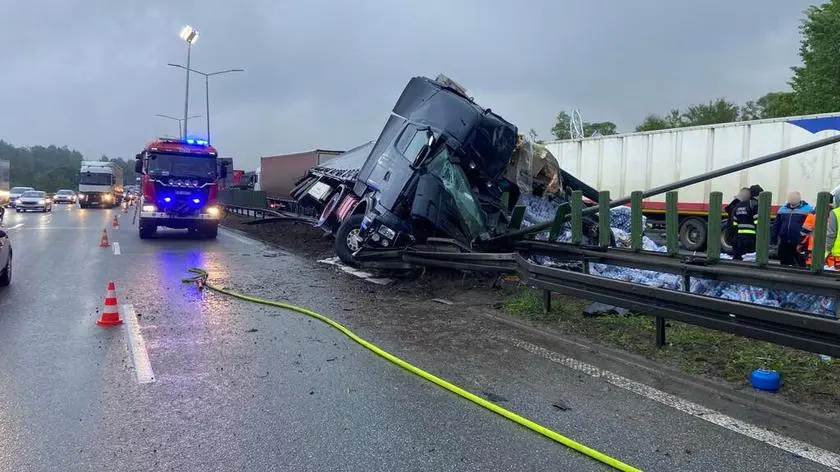 Kraków, autostrada A4. Wypadek ciężarówki, samochód wjechał w bariery - TVN24