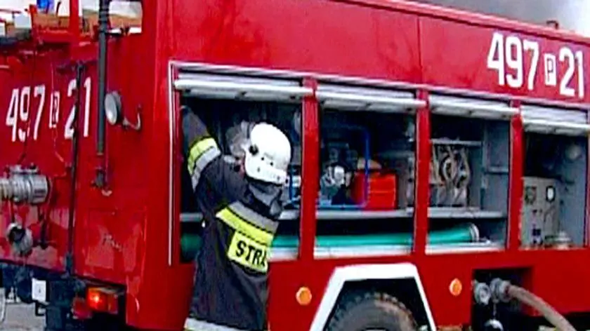 Strażacy staranowali auto i dom - TVN24