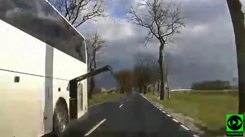 Autobus jedzie z otwartą klapą bagażnika. "Schyliłem głowę, bo bałem się, że mnie uderzy" - TVN24