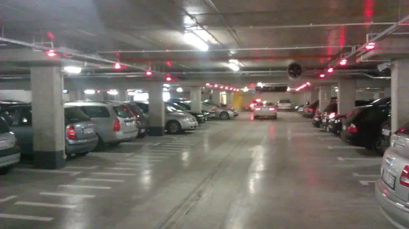 333 miejsca pod ziemią. Nowy parking w centrum miasta - TVN24