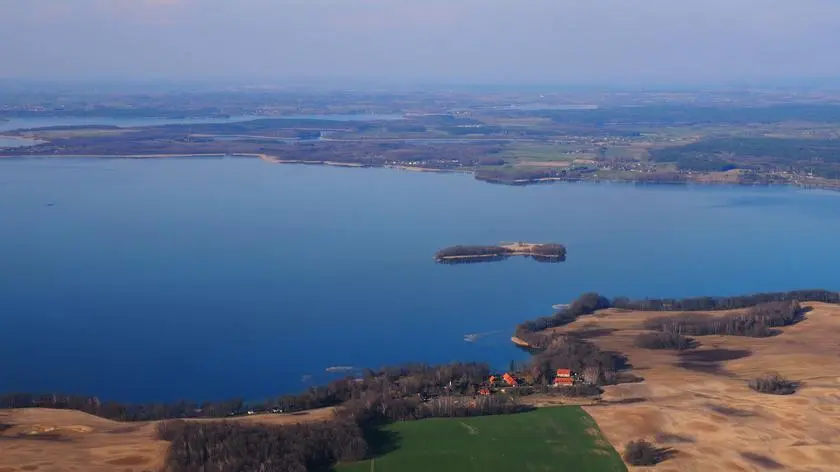 Jezioro Dargin. Do wody wpadła mu czapka, skoczył po nią. Nie żyje - TVN24