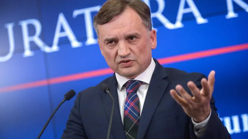 Afera wizowa. Zbigniew Ziobro wyciąga "rzeczywiste afery" sprzed lat. Prokuratura wszczęła ...