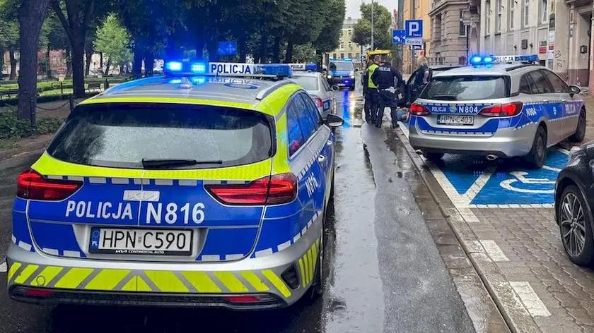 Słupsk. Zaparkował i poszedł na zakupy. Autem odjechała pijana kobieta bez prawa jazdy - TVN24