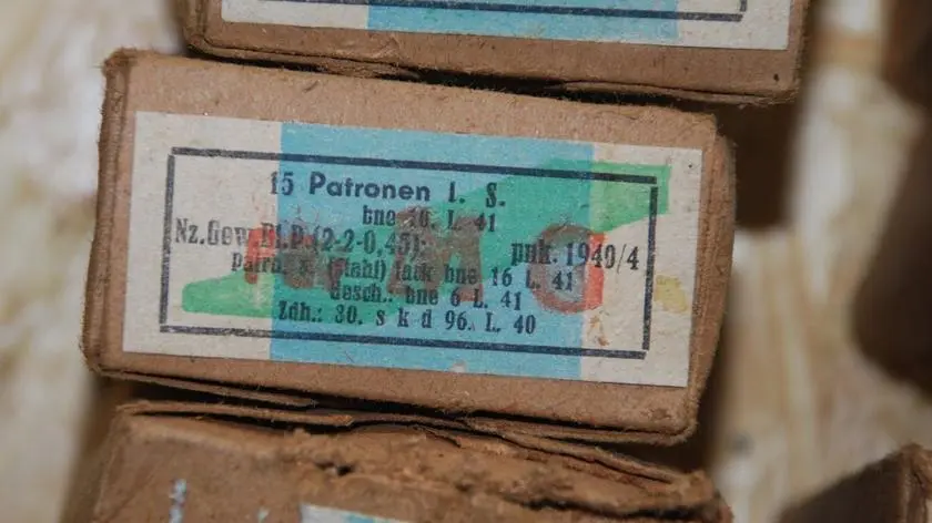 287 sztuk amunicji i karabinek pod podłogą | TVN Warszawa