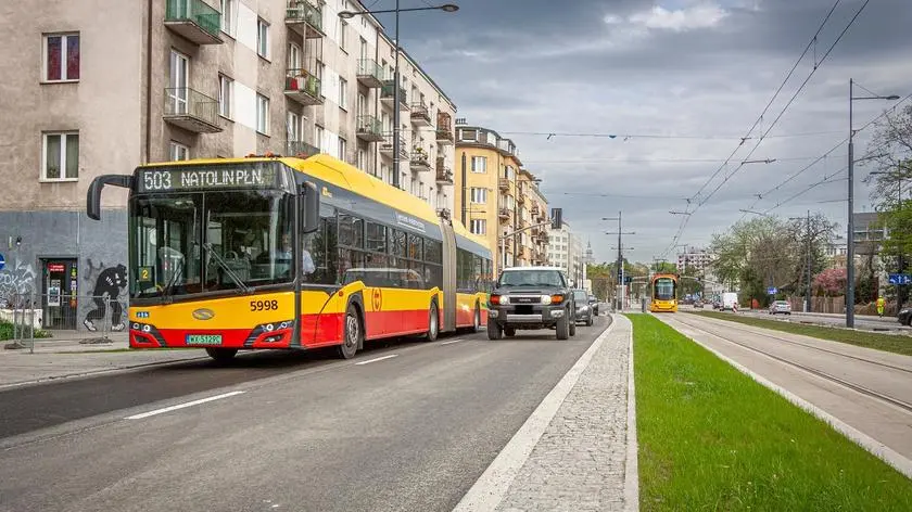 Warszawa. Asfaltowanie ulicy Jana III Sobieskiego w majówkę. Utrudnienia, objazdy | TVN Warszawa