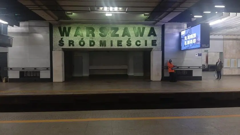 Warszawa. Wypadek na przystanku Śródmieście. Utrudnienia | TVN Warszawa