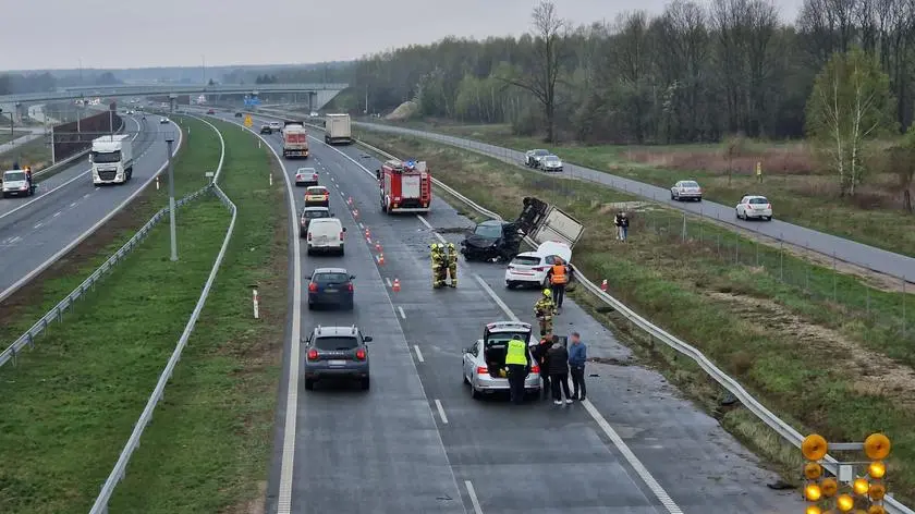 Ostrów-Kania. Mińsk Mazowiecki. Zderzenie samochodów na A2. Korek. Duże utrudnienia w kierunku ...