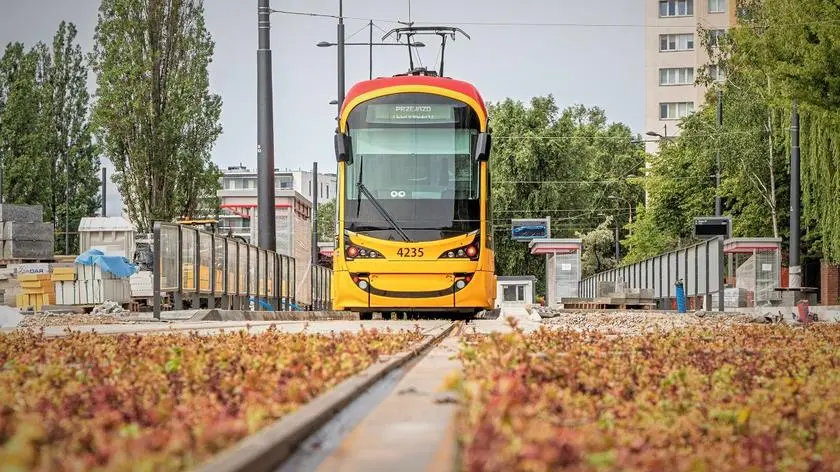 Warszawa. Nowa trasa tramwajowa na Stegny. Do pętli dojechał pierwszy tramwaj "pod prądem" | TVN ...