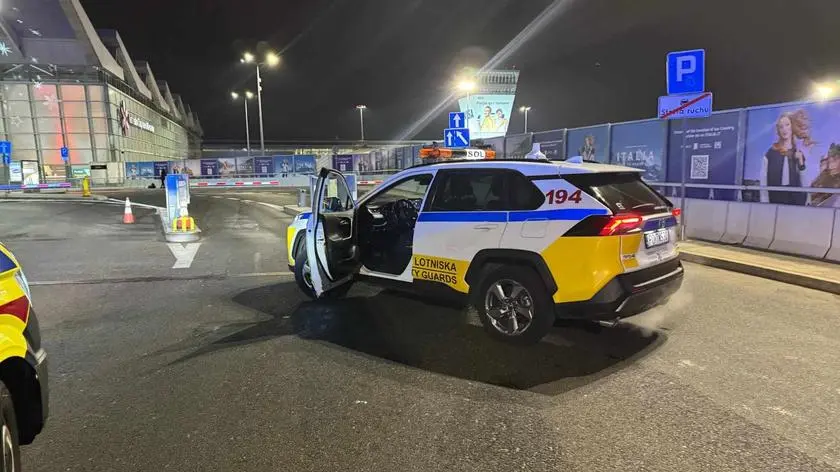 Warszawa. Ewakuacja lotniska w wigilijny wieczór | TVN Warszawa