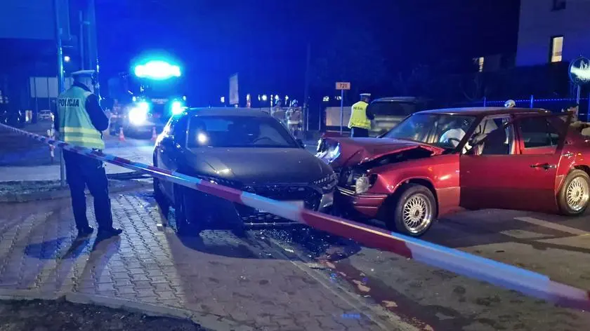 Józefów. Wypadek, zderzenie trzech samochodów. Ranne dzieci | TVN Warszawa