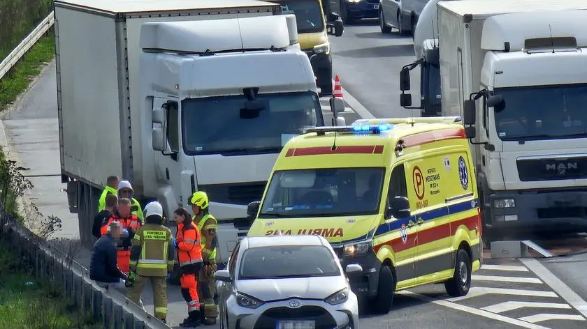 Pruszków. Nowe Grocholice. Zderzenie dwóch ciężarówek i osobówki na S8. Jedna osoba w szpitalu ...