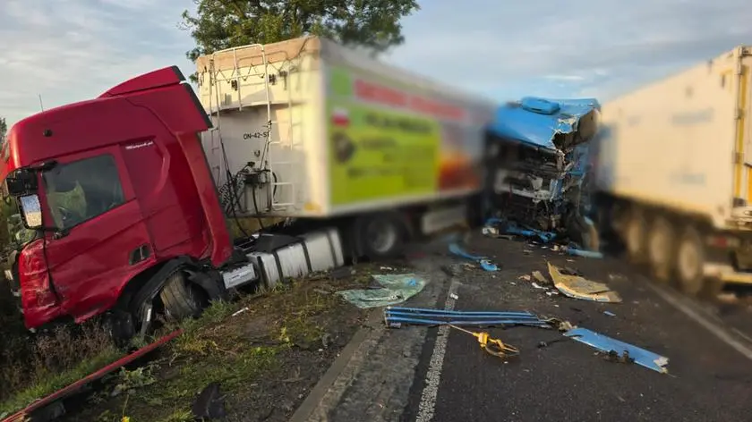 Karsy, DK60. Zderzenie trzech ciężarówek, dwie osoby ranne, droga krajowa zablokowana | TVN Warszawa