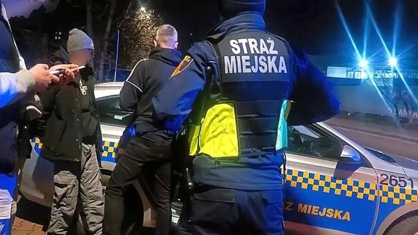 Warszawa. Pijany kierowca spowodował kolizję i jej nie zauważył. Interweniowała straż miejska ...