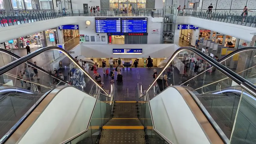 Warszawa. Szarpanina na dworcu centralnym. Jeden z mężczyzn był nietrzeźwy. Dwóch trafiło do ...