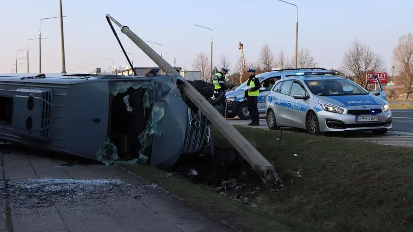 Radom. Wypadek busa, bus na bok, ranni | TVN Warszawa