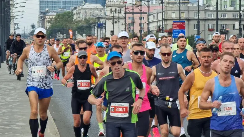 Maraton Warszawski. Ulicami stolicy pobiegło w niedzielę blisko 10 tysięcy osób | TVN Warszawa