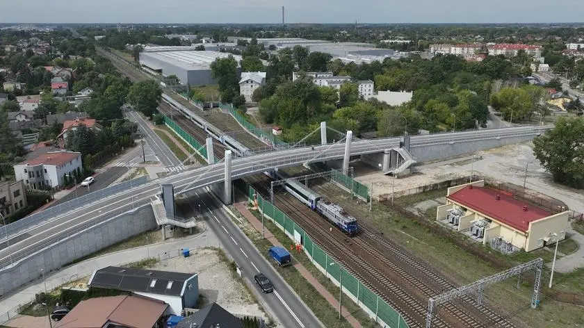 Pruszków. Nowy wiadukt nad torami już otwarty | TVN Warszawa