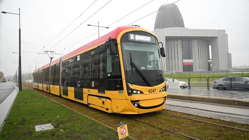Warszawa. Będą kolejne nowe tramwaje. Urzędnicy obiecali więcej miejsc siedzących | TVN Warszawa