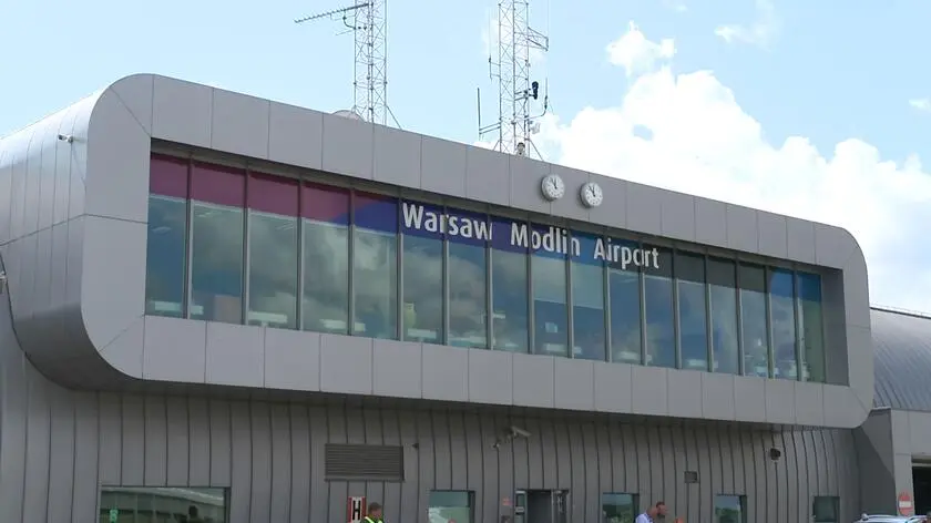 Modlin. Ewakuacja i pirotechnicy na lotnisku | TVN Warszawa