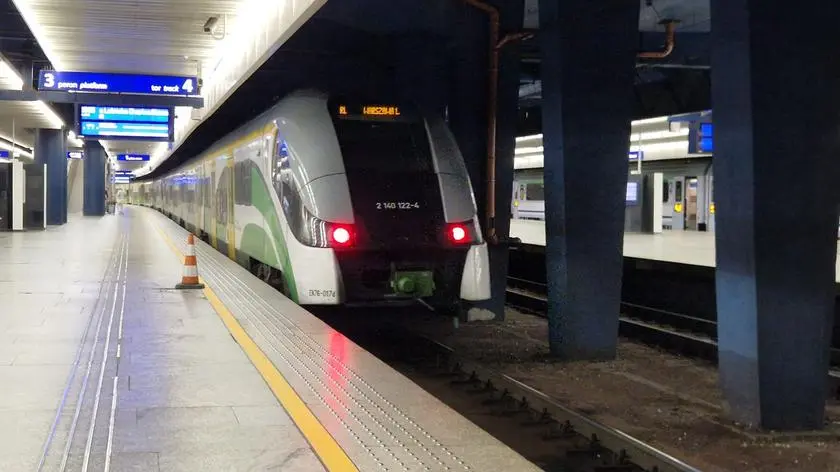 Warszawa. Utrudnienia w kursowaniu pociągów na linii średnicowej | TVN Warszawa