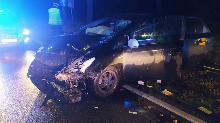 Warszawa, aleja Waszyngtona. Czołowe zderzenie z autobusem. Dwie osoby ranne | TVN Warszawa